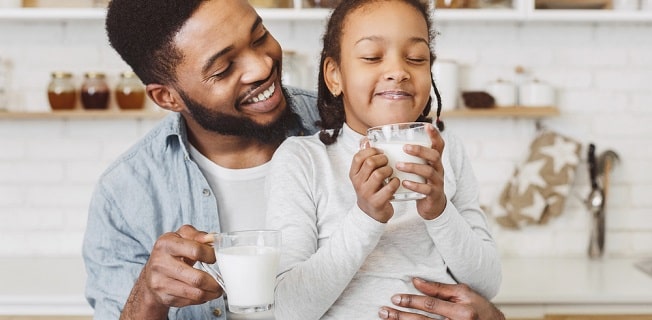 Mitos e verdades sobre o leite: nutricionista responde principais dúvidas